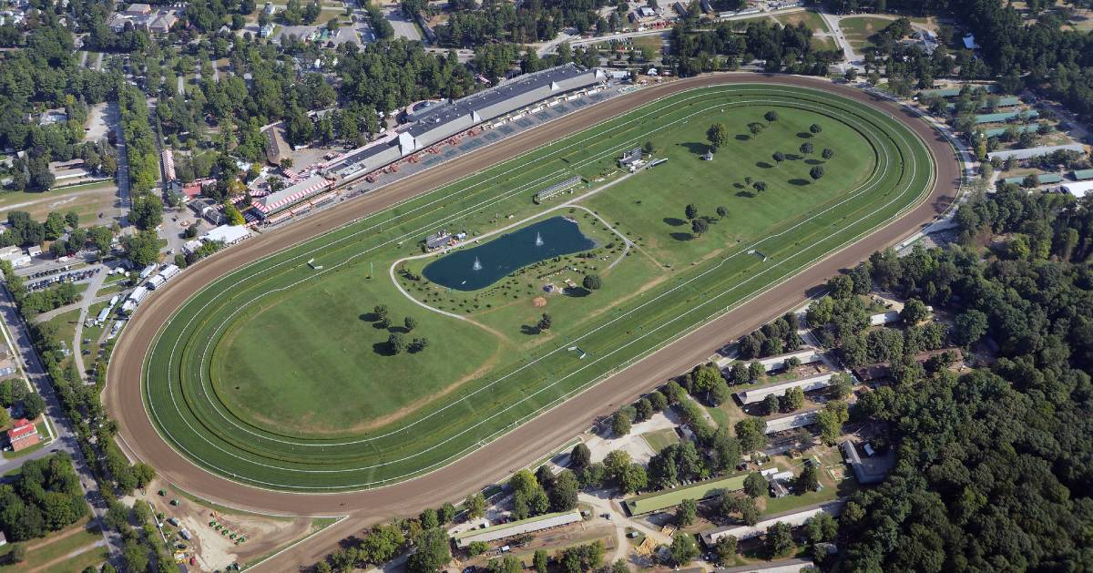Exploring Different Types of Horse Racing Tracks